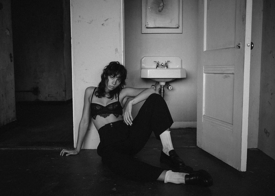 Broken mirror (@yuujin.ph) / Cosmos