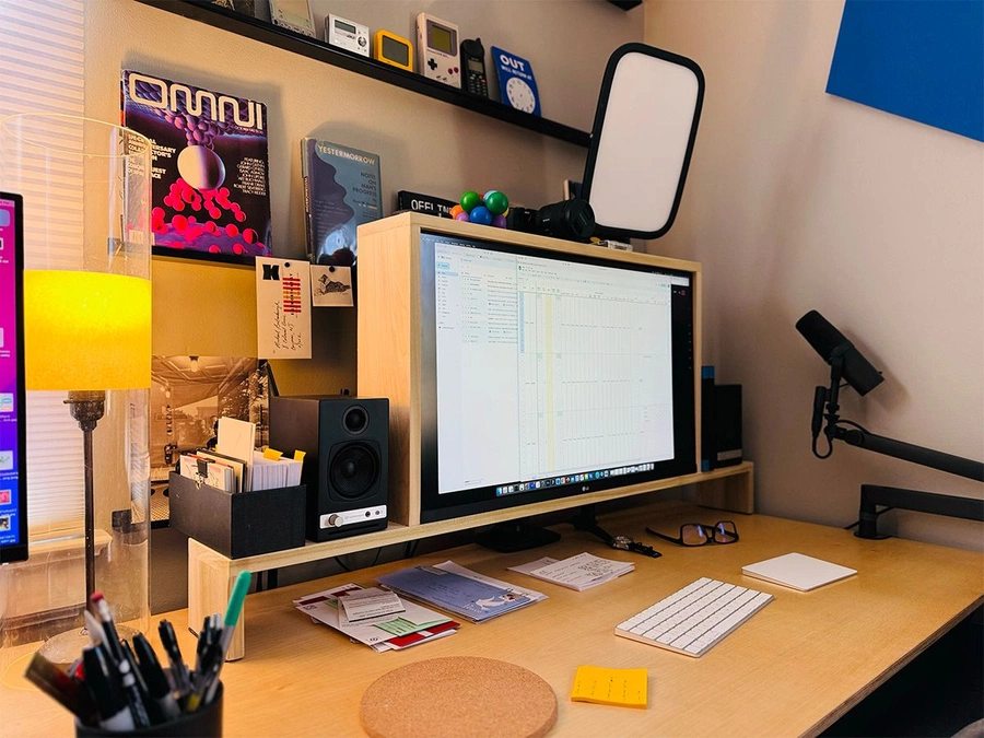 Desk setup (@carglodyte) / Cosmos