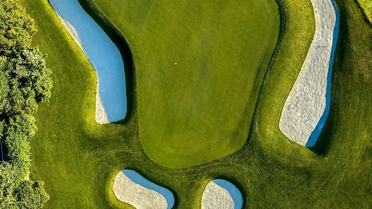 monarch golf course (@perfumepool) / Cosmos